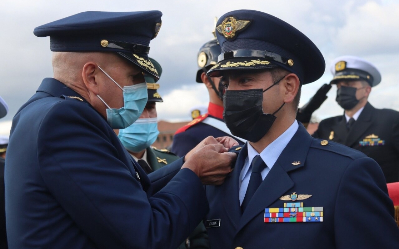 16 Oficiales de su Fuerza Aérea Colombiana ascendieron al grado de Coronel en Bogotá | Fuerza ...